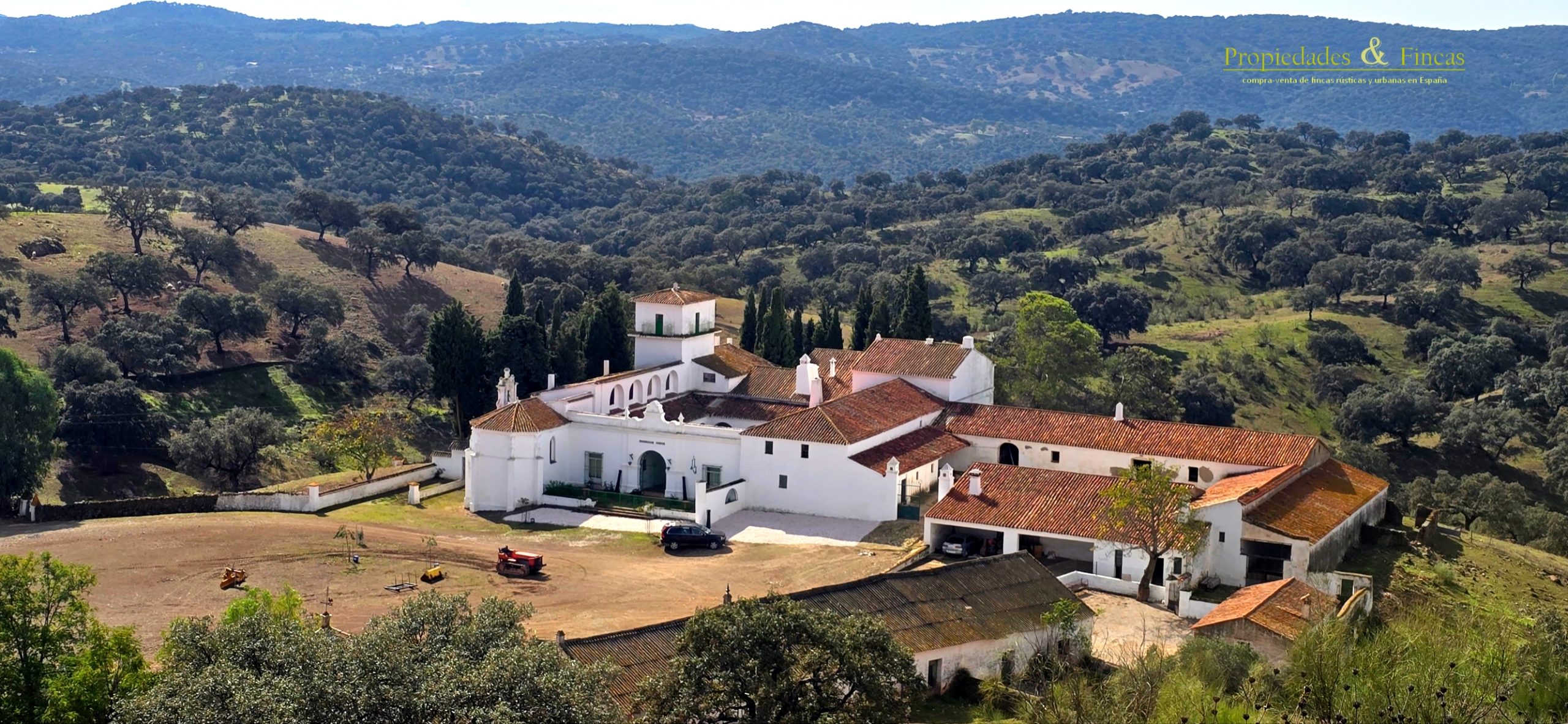 Finca ganadera con 1.200 hectáreas de encinar y gran cortijo del S,XIX ...